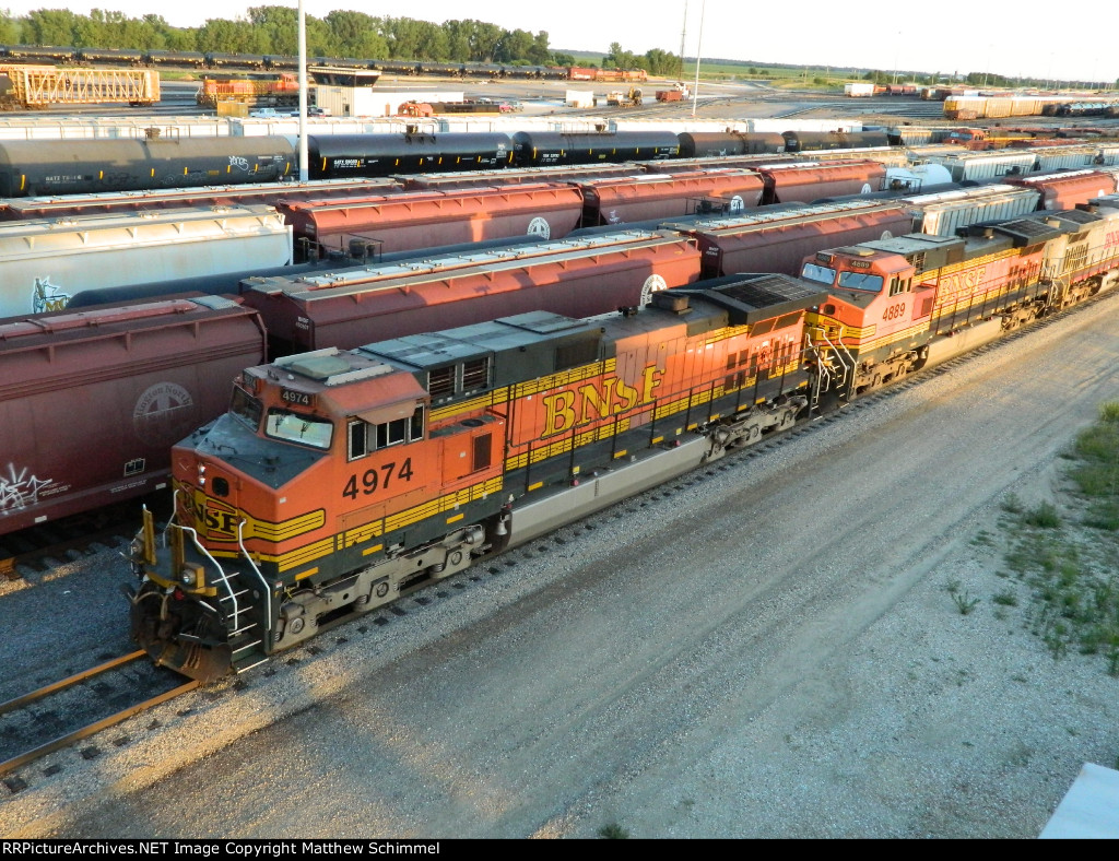 BNSF 4974 Roster Shot
